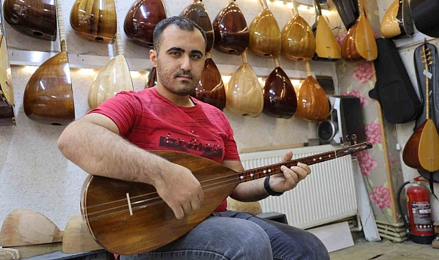 Sivas'ın En Genç Saz Ustası, Dede Mesleğini Sürdürüyor - GÜNCEL ...